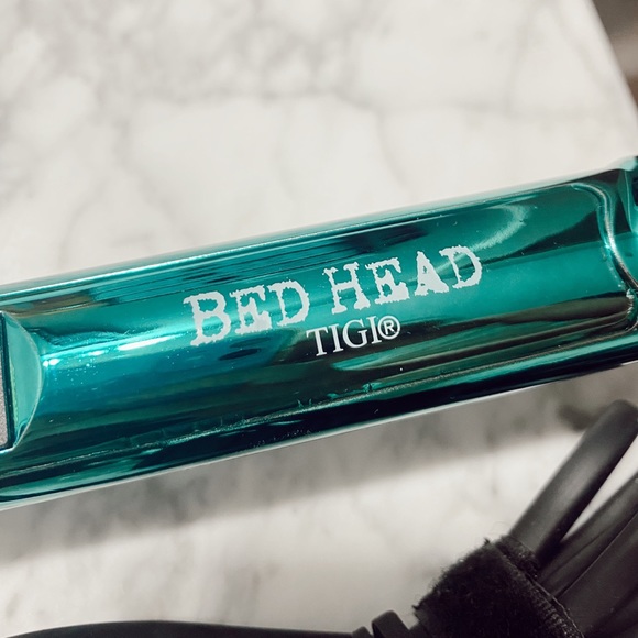 BedHead | Hair | Blue Metallic Bed Head Curling Wand | Poshmark